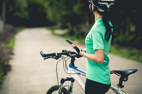 숲 트레일에서 산악 자전거를 탈 때 자전거 는 네비게이션을 위해 스마트 폰을 사용합니다 건강한 생활방식에 대한 스톡 사진 및 기타 이미지 건강한 생활방식 두발자전거