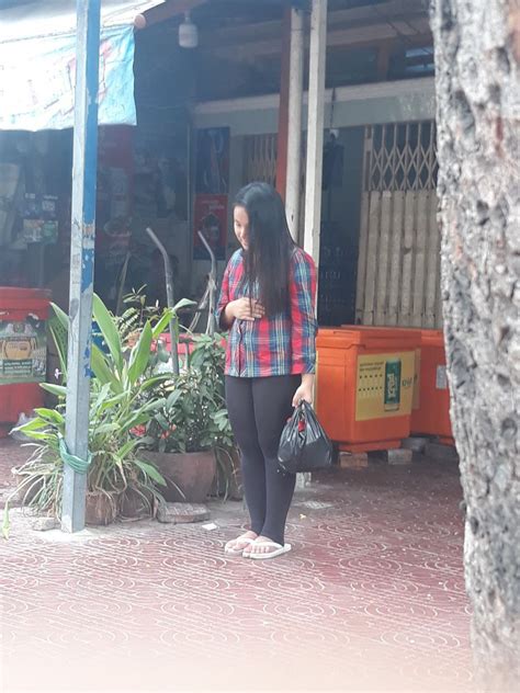 មាននារីស្រស់ស្អាតម្នាក់ហាក់មានអារម្មណ៍មិនល្អ ដើរ ឈរ សំពះ ម្នាក់ឯង ម្តុំខាងជើងវត្តភ្នំ