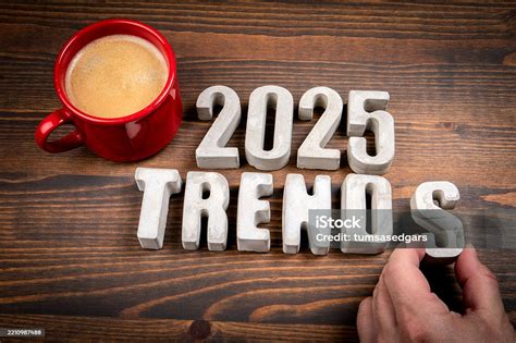 2025년 트렌드 구체적인 알파벳 문자와 커피 머그잔이 어두운 나무 질감 배경에 0명에 대한 스톡 사진 및 기타 이미지 0명 2025년 개념 Istock