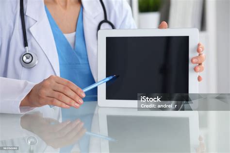 여성 의사의 손 클로즈업 직장에서 앉아있는 동안 태블릿 컴퓨터를 사용 하 여 의학 의료 및 도움말 개념 가리키기에 대한 스톡 사진 및 기타 이미지 Istock