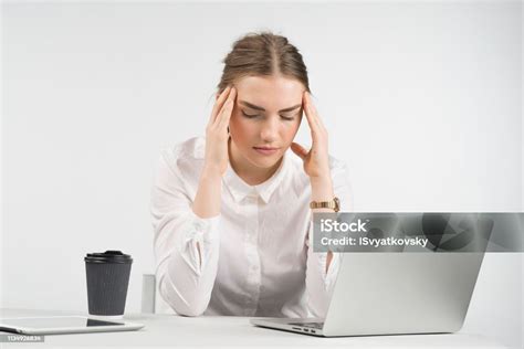 커피 한잔과 함께 노트북 뒤에 앉아있는 피곤한 비즈니스 우먼 감정에 대한 스톡 사진 및 기타 이미지 감정 귀여운 노트북 Istock