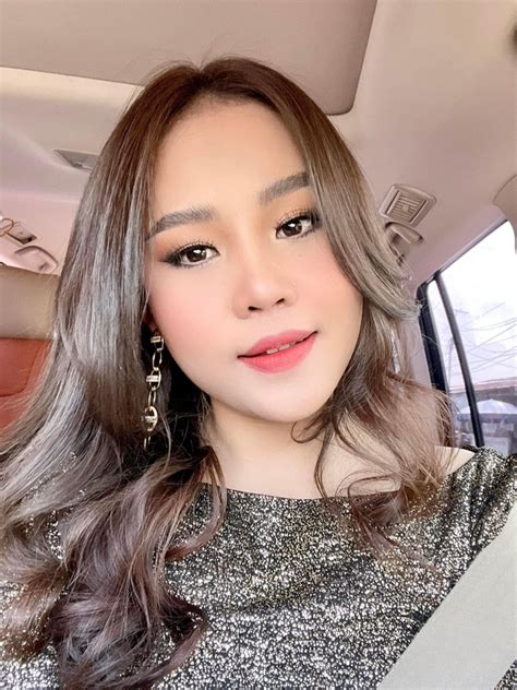 ជោគជ័យលើសិល្បៈ ឈិន ម៉ានិច្ច បង្ហាញឡានទំនើបរាប់ម៉ឺនដុល្លារ Khmerload