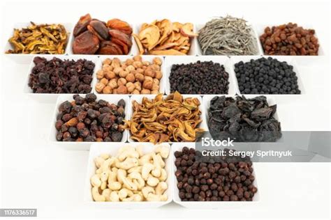 흰색 배경에 사각형 흰색 그릇에 말린 과일의 다양한 종류의 그룹 0명에 대한 스톡 사진 및 기타 이미지 0명 건강한 식생활 건조한 Istock