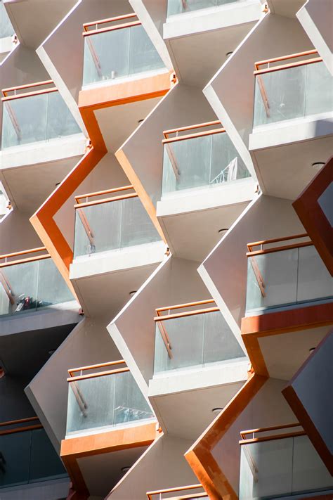 有关住宅 住宅建筑 住宅樓 公寓大楼 公寓生活方式 公寓结构 公寓阳台 几何设计 圆形阳台 垂直拍摄 城市住宅 城市住房 城市建筑 城市探索 城市景观 城市生活