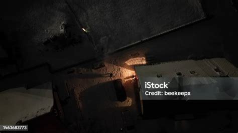 파편과 조명탄이 전쟁 지역처럼 공중을 날아갑니다 겨울에 주거용 건물 근처에서 폭발 드론에서 본 영토 정복 이것은 허용 된 축하 행사입니다 0명에 대한 스톡 사진 및 기타