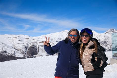 초상화 행복한 커플 여성과 남성 스노우 스키어 햇볕이 잘 드는 스키 리조트에서 즐기는 모습 알프스 산악 스키장 스키와 여행 2명에 대한 스톡 사진 및 기타 이미지 Istock