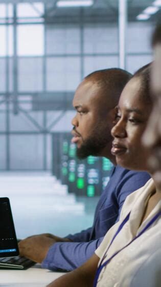 Vertical Atención En Servidor Cubo Empleado Desarrollando Desastre