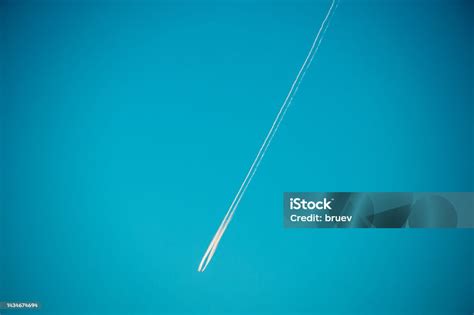 항공 여행은 공간을 복사합니다 여행의 개념 하늘 배경에 비행 비행기 부드러운 색상입니다 꿈과 여행 항공사 광고 0명에 대한 스톡 사진 및 기타 이미지 Istock