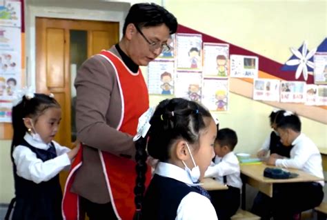 Бага ангийн эрэгтэй багш