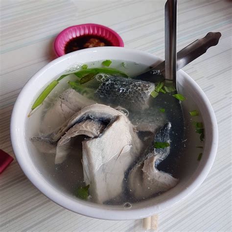 寧欣修羅中 臺南到處都是戰神嗎赤崁樓旁這間阿忠魚粥我念念不忘的魚皮湯剛剛老闆娘給了豆瓣醬油沾醬我好像記錯了就問她是不是換醬有哇
