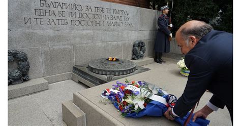 Посланикът на САЩ поднесе цветя на Паметника на Незнайния воин в София