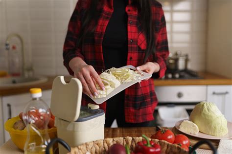 집에서 저녁을 요리하고 퇴비 통에서 유기농 음식물 쓰레기를 재활용하는 여자 집에서 보카시 용기에 남은 음식을 퇴비화하는 여성 가정 생활에 대한 스톡 사진 및 기타 이미지