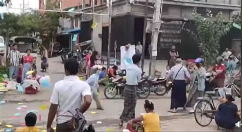 ဒေါ်အောင်ဆန်းစုကြည် မွေးနေ့အထိမ်းအမှတ် မန္တလေးတွင် ပန်းသပိတ်ပြုလုပ်