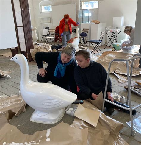 Sex Bleka Gäss Sju Konstnärer Och Massor Av Färgbyttor Vad Ska Det Månne Bli Av Det Här… 🤔🎨