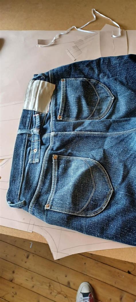 How Can I Use The Solidify Modifier On A Mesh Without Having The New Volume Go Outside The