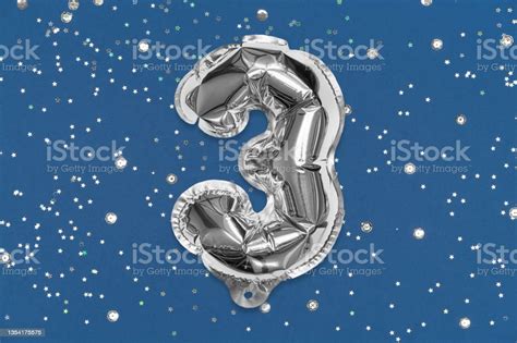 실버 호일 풍선 번호 스팽글과 파란색 배경에 세 자리 생일 인사말 카드 와 비문 3 호일에 대한 스톡 사진 및 기타 이미지 호일 3 0명 Istock