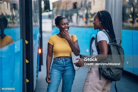 버스 정류장에서 대중 교통을 기다리는 두 명의 아프리카 계 미국인 여성 20 24세에 대한 스톡 사진 및 기타 이미지 20 24세 25 29세 2명 Istock