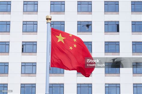 현대 건물의 앞 바람에 졸졸 그것의 5 개의 별과 빨간 중국 기 공산주의에 대한 스톡 사진 및 기타 이미지 공산주의 국가 관광명소 기 Istock
