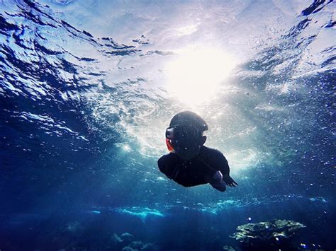 Un Garçon Nageant Dans Leau Photo Premium