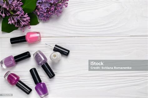 봄 꽃 상단 보기 텍스트에 대 한 공간을 가진 흰색 나무 배경에 매니큐어의 병 0명에 대한 스톡 사진 및 기타 이미지 0명