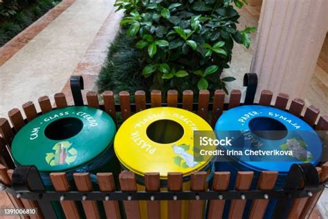 거리에 서있는 쓰레기 유리 플라스틱 및 종이를 분류하기위한 다채로운 양동이 0명에 대한 스톡 사진 및 기타 이미지 0명