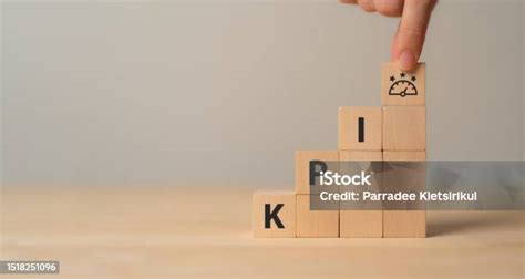 Kpi 개념입니다 직원 적합성 비즈니스 인텔리전스 메트릭을 사용하여 계획된 목표 대비 달성을 측정하는 핵심 성과 지표입니다 나무 블록의 Kpi 약어 및 미터 아이콘 개념에