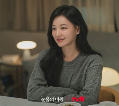 눈물의 여왕 12회 김지원 옷 니트 미디스커트 다이아몬드 귀걸이 홍해인 패션 네이버 블로그