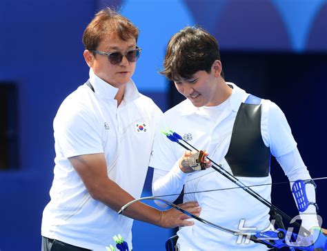 박성수 감독 격려 받는 김제덕 뉴스1