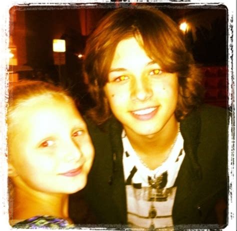 G Hannelius And Leo Howard Kissing