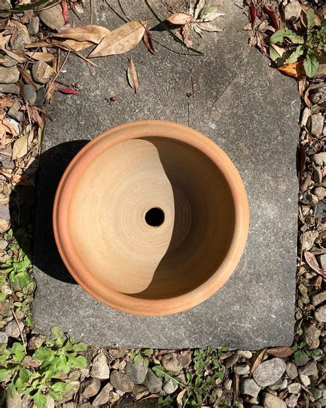 전주한옥마을 쓰임 쓰임이 소개하는 오늘의 작품 손내옹기 이현배 토기 화분 토기 화분 시리즈 중 하나입니다 물 빠짐 구멍이 떠 있는 구조로 화분 받침 등의 고인