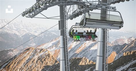 화이트 스키 리프트를 타는 사람들의 그룹 사진 Unsplash의 무료 카프룬 이미지