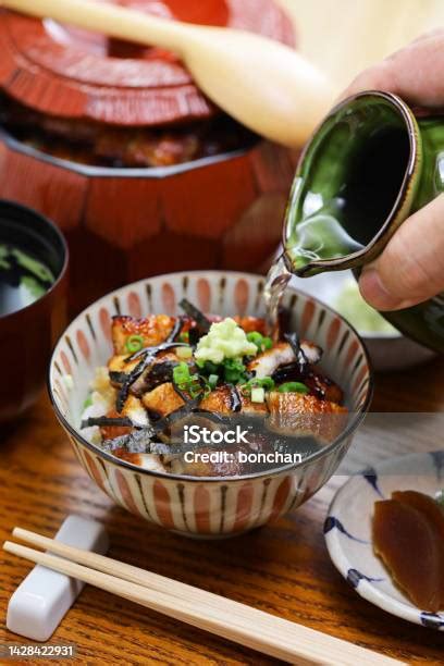 히츠마부시는 위에 구운 우나기 장어로 장식된 일본 나고야 쌀 요리입니다 뱀장어는 작은 조각으로 제공되어 단순한 일반 쌀 또는 조미료와 오리지널 수프 스톡 또는 뜨거운 차와