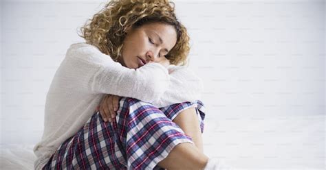 아름 다운 달콤한 백인 성인 여성 자신을 포옹 하 고 보호 피곤한 사람들은 낮에 앉아 잠을 잔다 이른 아침 생활은 예쁜 젊은 여성과 흰색 배경으로 개념을 일으킨다