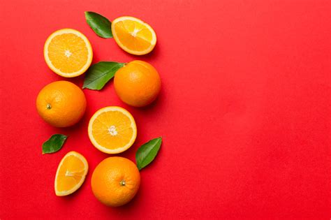 컬러 배경에 신선한 과일 오렌지 슬라이스 맨 위 보기입니다 공간을 복사합니다 창조적 인 여름 개념 복사 공간이있는 최소한의