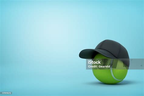 연한 파란색 배경에 검은 색 야구 모자를 쓰고 테니스 공의 3d 렌더링 심판원에 대한 스톡 사진 및 기타 이미지 심판원 테니스 캡 Istock