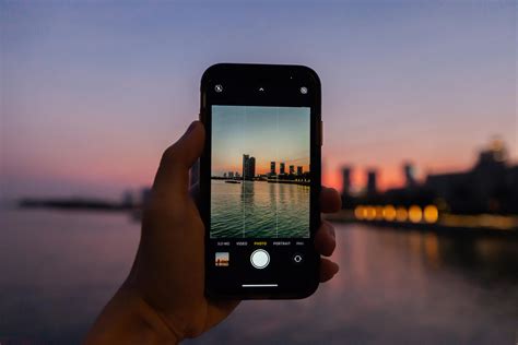 집 밖의 건물 고층 건물 골든 아워 광동 기술 도시 경관 도시 풍경 도시의 도시의 불빛 동아시아 디지털 이미징 디지털 화면 모바일 화면 물 반사