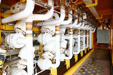 생산을위한 석유 및 가스 플랫폼의 파이프 라인 자동화 시스템에 의한 석유 및 가스 공정 및 제어 석유 및 가스 산업의 운영자 제어 제품 0명에 대한 스톡 사진 및 기타