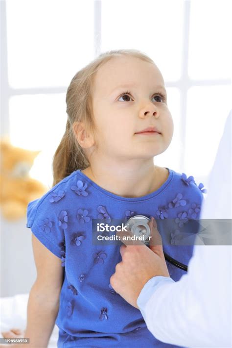 청진기로 어린 소녀를 검사하는 의사 평소 의료 검사에서 행복한 미소 아이 환자 의학 및 의료 개념 가정의 방에 대한 스톡 사진
