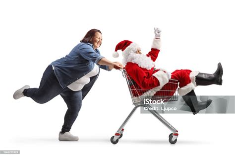 쇼핑 카트 안에 산타클로스를 밀어 넣는 여성의 전체 길이 프로필 샷 겨울에 대한 스톡 사진 및 기타 이미지 겨울 산타