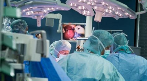 ЛІКАРІ ПРОВЕЛИ УНІКАЛЬНУ ОПЕРАЦІЮ ПРООПЕРУВАЛИ ДИТИНУ ЯКА ВАЖИЛА 500 ГРАМ В УТРОБІ МАТЕРІ