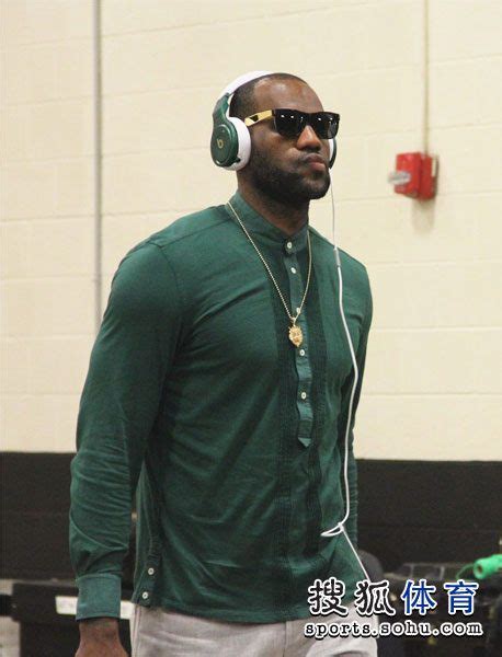 组图：詹皇入场金边墨镜抢眼 如此大佬无需保镖 搜狐体育