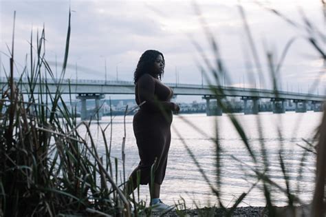 곱슬 곱슬 검은 머리 웃는 통통한 아프리카 계 미국인 어두운 피부 여성이 강 호수를 산책합니다 혼합 인종 여성 카피 스페이스 25 29세에 대한 스톡 사진 및 기타 이미지