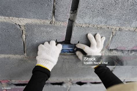 건설 노동자는 내부 배관 시스템을 벽에 배치하기 위해 간격을 측정하여 작업합니다 건설 현장의 내부 파이프 시스템을 위한 새 건물 건설 산업에 대한 스톡 사진 및 기타 이미지