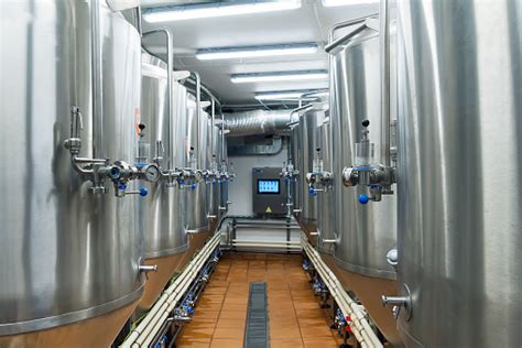 현대 자동화 된 맥주 공장입니다 현대 양조장에서 금속 탱크의 라인입니다 양조장 시설 Shopfloor입니다 Brewage의 제작 과정입니다 스테인리스 배럴을 가진 현대 맥주