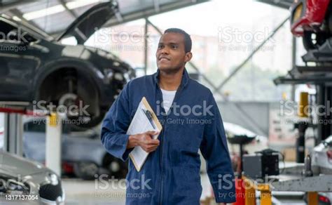 자동차 차고에서 일하는 행복한 아프리카 계 미국인 정비사 교통수단에 대한 스톡 사진 및 기타 이미지 교통수단 기계공 기술자 Istock
