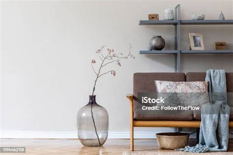 갈색 나무 소파 회색 책받이 꽃과 우아한 액세서리 유리 꽃병거실의 현대적인 인테리어 디자인 베이지색과 재팬 디 컨셉 세련된 홈 스테이징 템플릿 공간을 복사합니다 0명에 대한