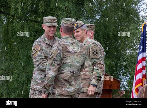 Le Général De Division David H Tabor Commandant Sortant Du