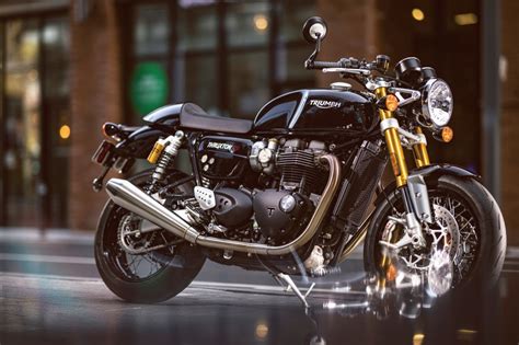 과거와 현재를 관통하는 카페레이서 트라이엄프 스럭스턴 Rs 월간모터바이크