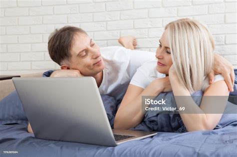 귀여운 부부는 침실에서 집에서 노트북을 사용하여 침대에서 휴식 2명에 대한 스톡 사진 및 기타 이미지 2명 가정 생활 금발 머리 Istock
