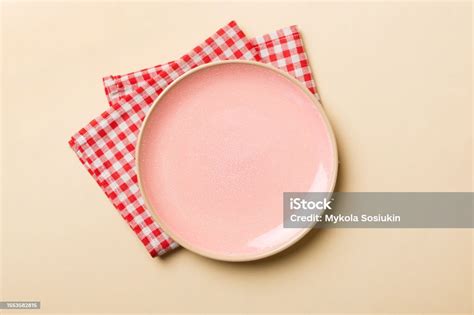 음식에 대 한 식탁보에 빈 둥근 분홍색 접시에 색깔 배경에 대 한 상위 보기 디자인을위한 공간이있는 냅킨에 빈 접시 0명에 대한 스톡 사진 및 기타 이미지 Istock